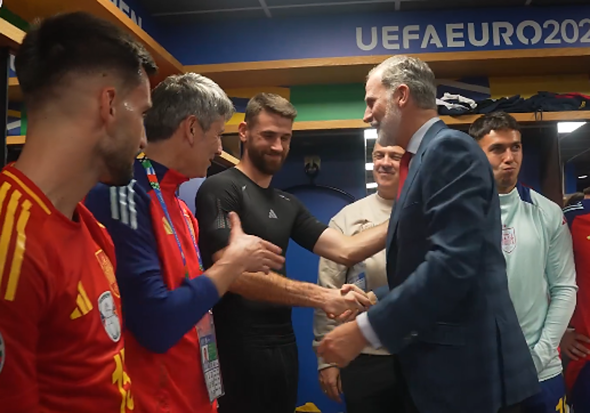 La broma del Rey a Unai Simón en el vestuario | El Correo